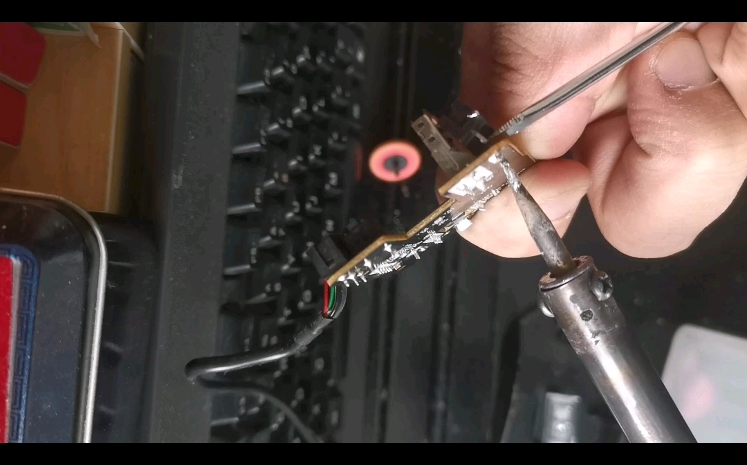 鼠标不灵敏了,换一下微动开关就好了