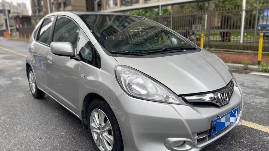 2013年12月本田飞度GE8豪华版自动1.5 电动天窗 倒车雷达 。