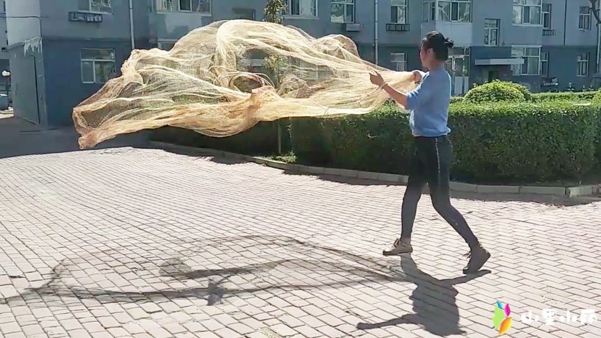 小丽1分钟学会撒旋网,这撒网技术自己都惊讶!以后要改行打鱼了
