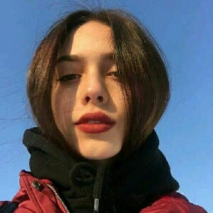 Yiyi依依哎 