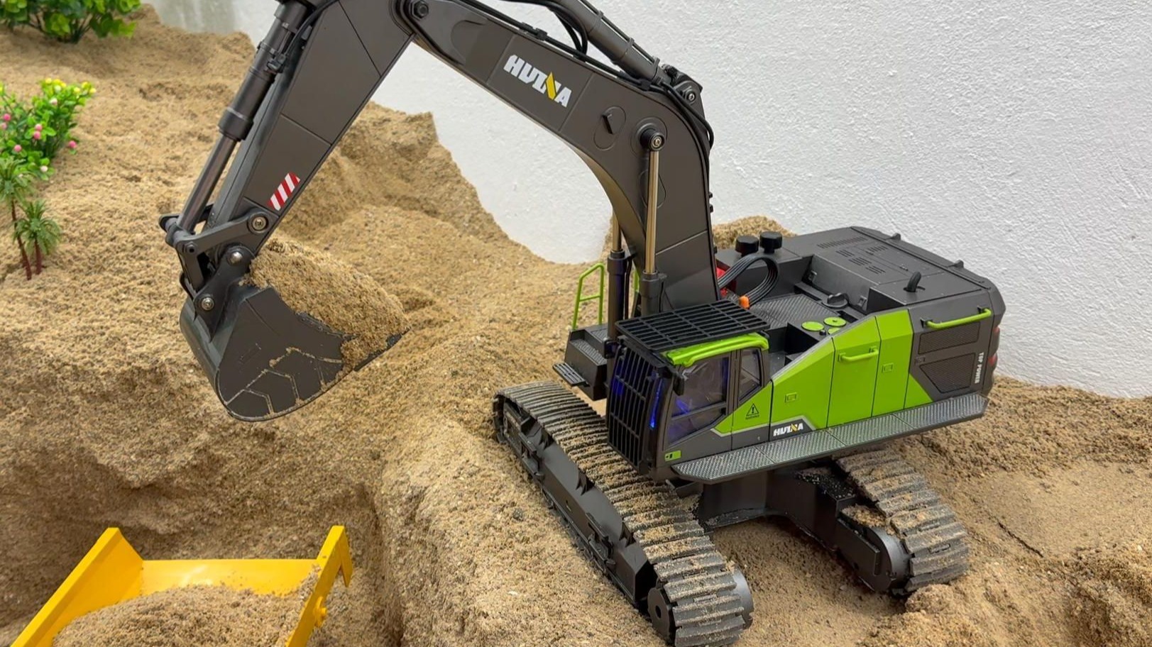 挖掘机挖沙子挖土