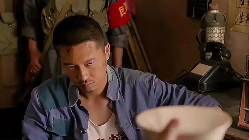 男人拿起砖头就往脑门上砸,这哪是来借东西的,是来玩命的