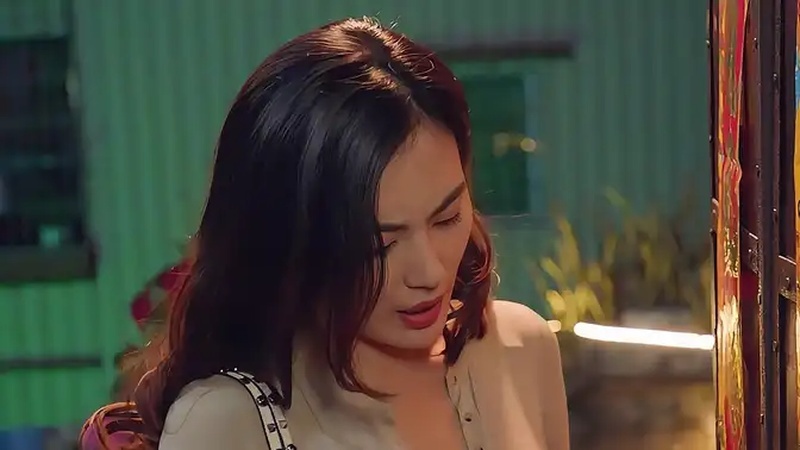 女人下班回家发现,门锁突然打不开了,好在热心肠的邻居帮助了她