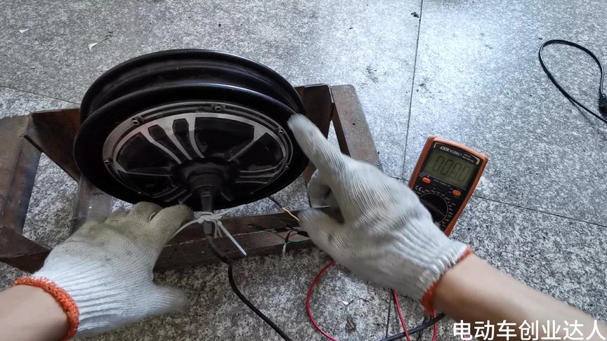 电动车电机其实有个发电功能,只需转动几下,轻松点亮12伏灯泡