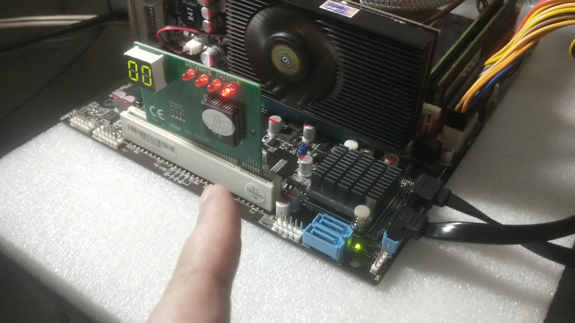 X58主板诊断卡插歪导致诊断卡跑码00诊断卡判断错误。PCI诊断卡。