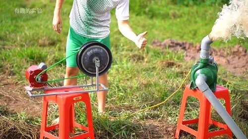 小伙仅用一个电动车轮毂就制作出了发电装置太厉害了