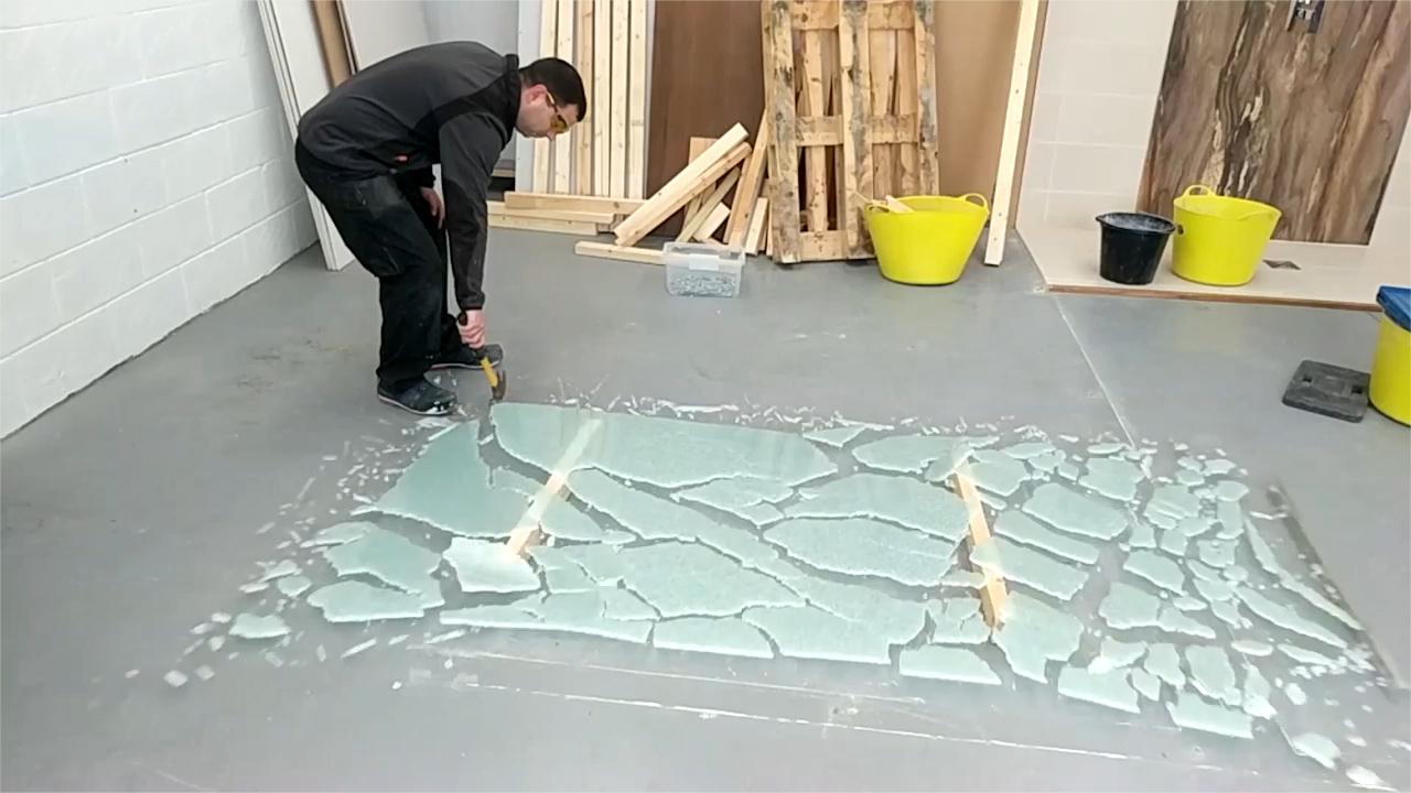 钢化玻璃是怎么钢化的,为什么边缘非常脆弱,一敲整块玻璃就碎了