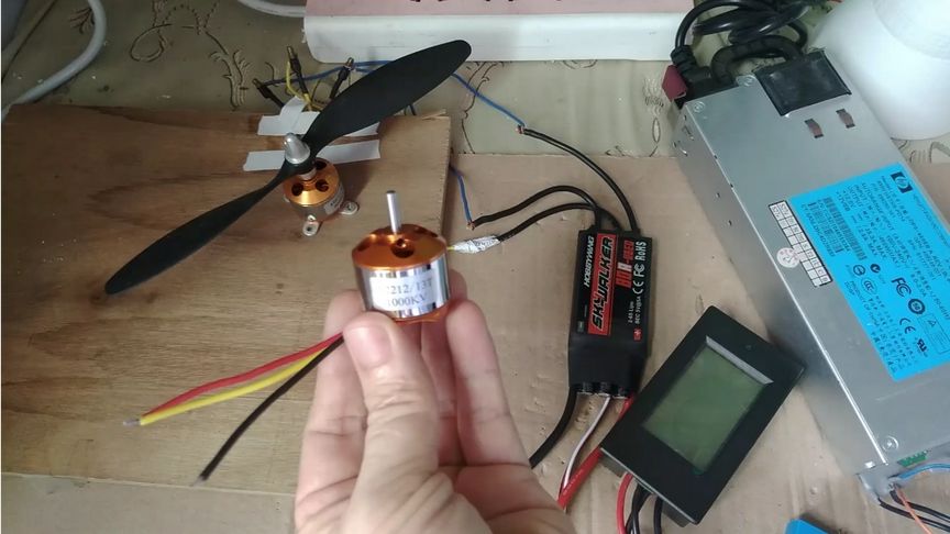 二个手指大的无刷电机,额定功率240W,带桨叶测试,几乎要起飞