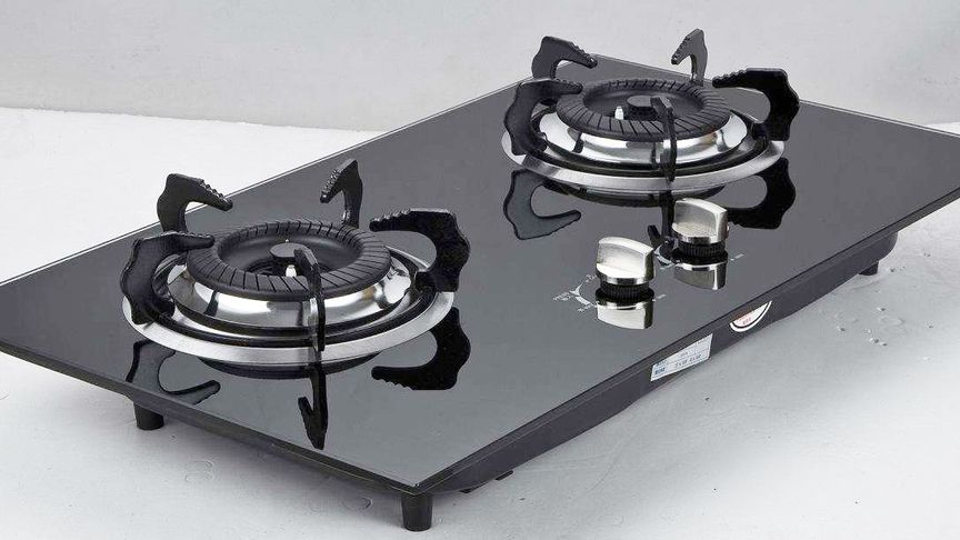 挑选燃气灶时,玻璃的和不锈钢哪种好?售货员透漏,选这种更实用