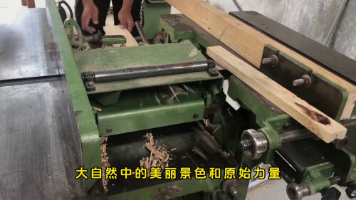 牛人住进古树参天的森林,手工打造出精美木桌,一张5000抢着买