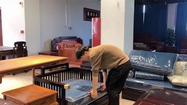 红木家具到底要不要配上软装?一套新中式拿开软装的样子,丑爆了