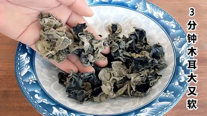 泡木耳,很多人一加水就错,饭店厨房教我秘诀,3分钟木耳大又软