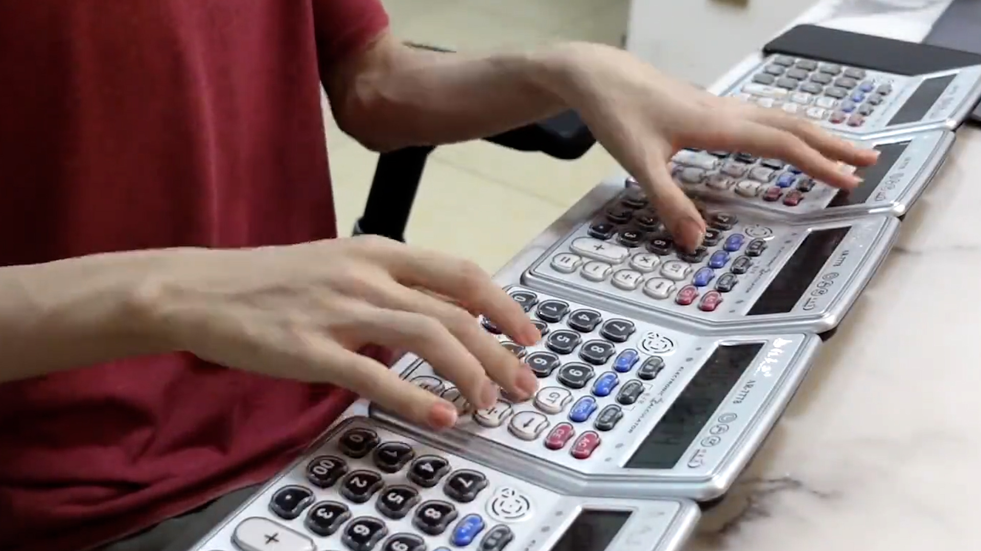 小伙用计算器奏乐,独特的手法令人目瞪口呆,网友:这就是天赋