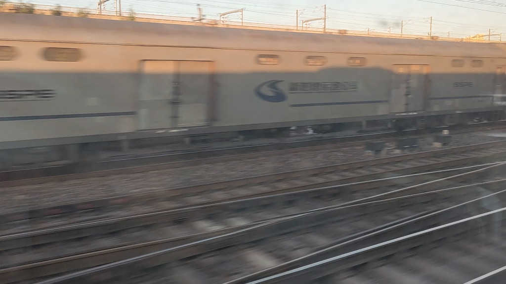 d704运行于黄村火车站附近