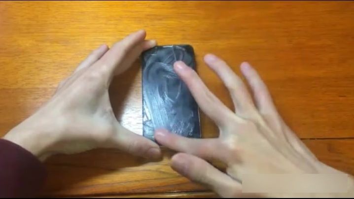 老司机教你如何快速修复手机划痕!只需用到一样东西!