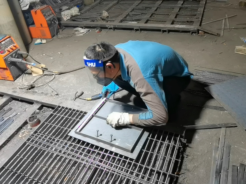 污水处理复合花纹钢盖板可根据实际要求的尺寸跨度来算称重,污水...