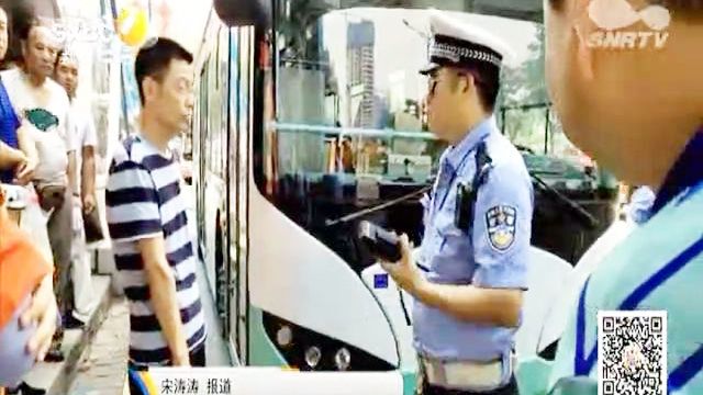 公交驶上非机动车道 与逆行自行车相撞