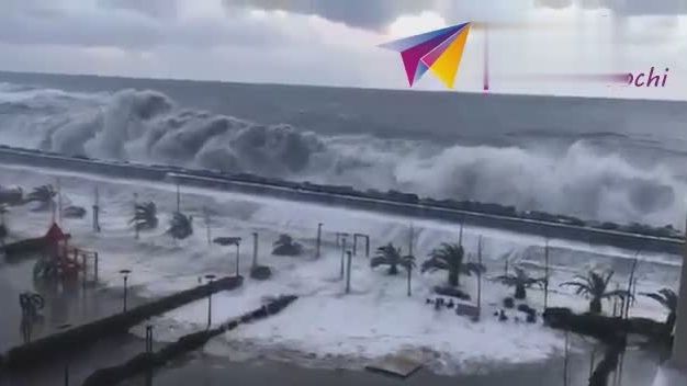 实拍恶劣天气海边巨浪,犹如海啸来袭!
