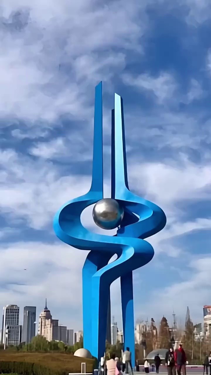 ...个地标建筑在AI的技术的加持下幻化成一盏盏璀璨夺目的花灯,传统...