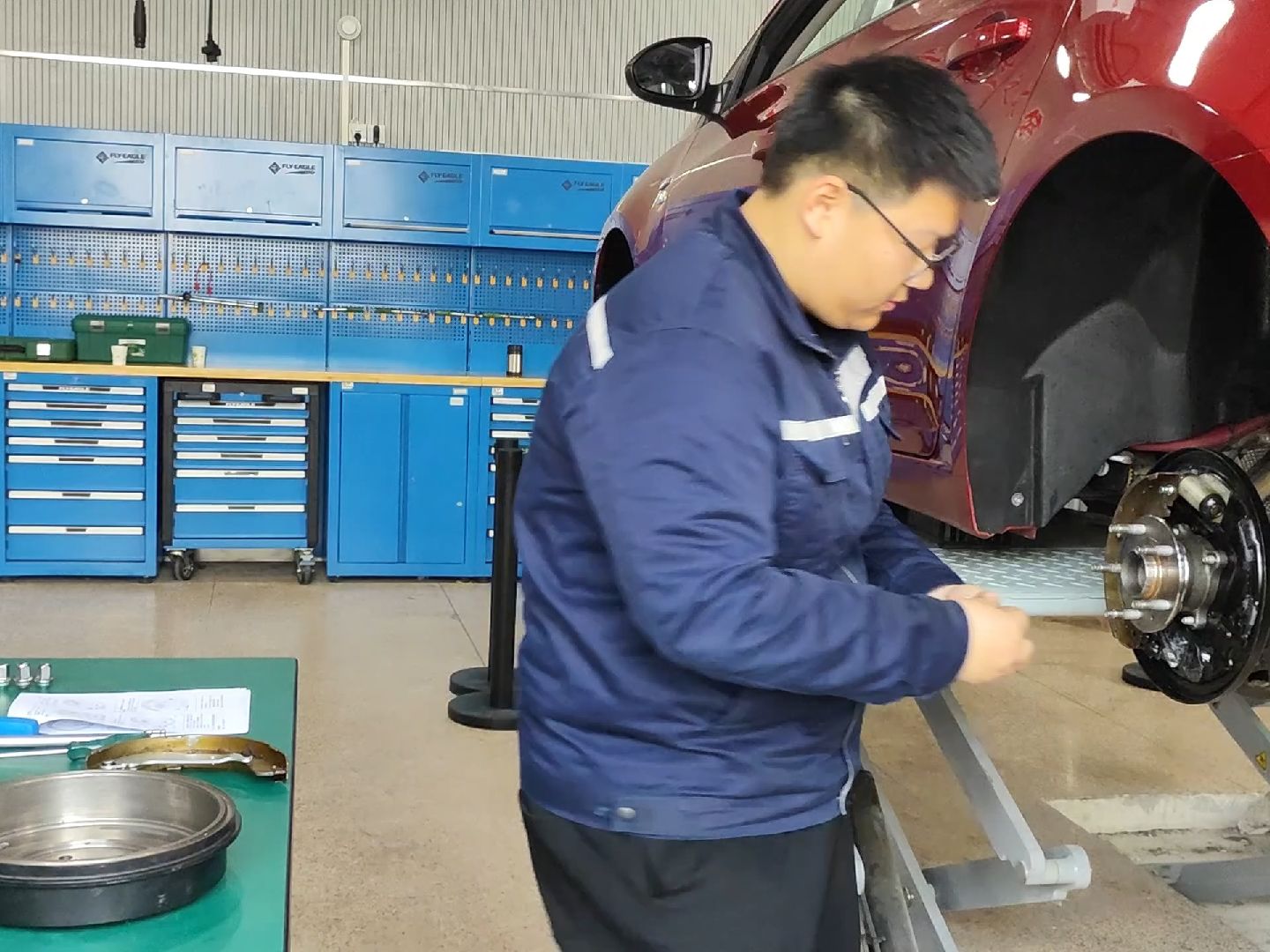 21汽车3班10号鼓式制动器拆装