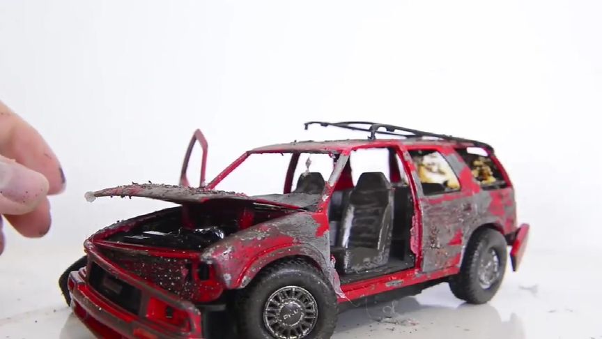 捡了一辆废旧吉普车模,翻新以后,送给小朋友玩,这算是乐趣了吧