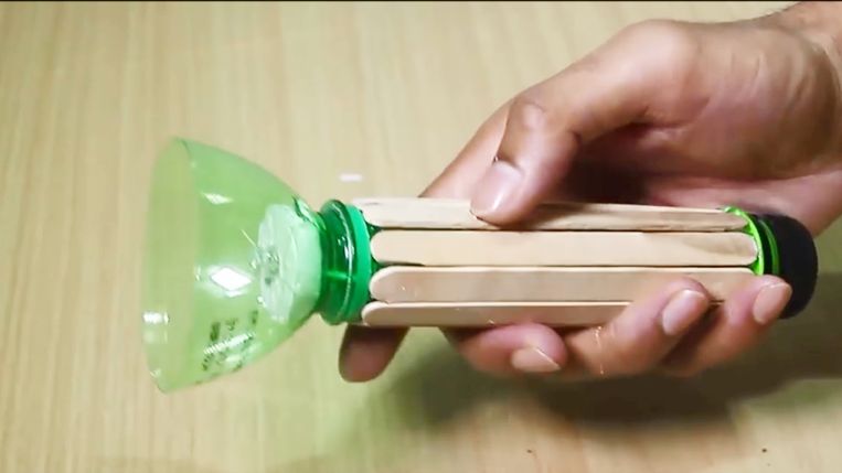 塑料瓶喝完不要丢,教你简单制作一个超亮手电筒,实惠方便又耐用