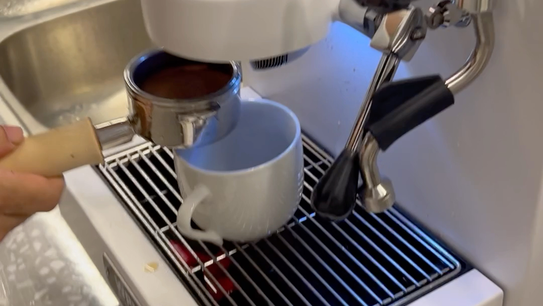 全手动咖啡机,磨粉,奶泡,蒸汽全手动讲究!