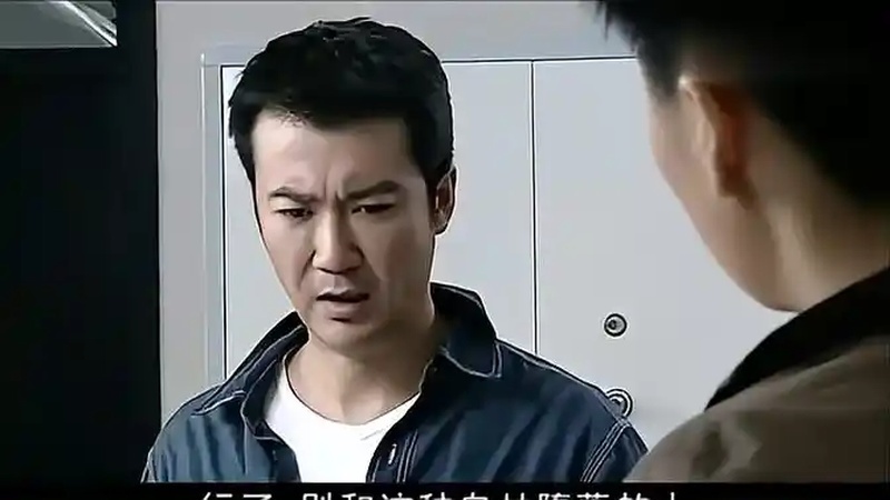 警中警:司机违法停车,竟还敢动手殴打警察,原来背后有人撑腰