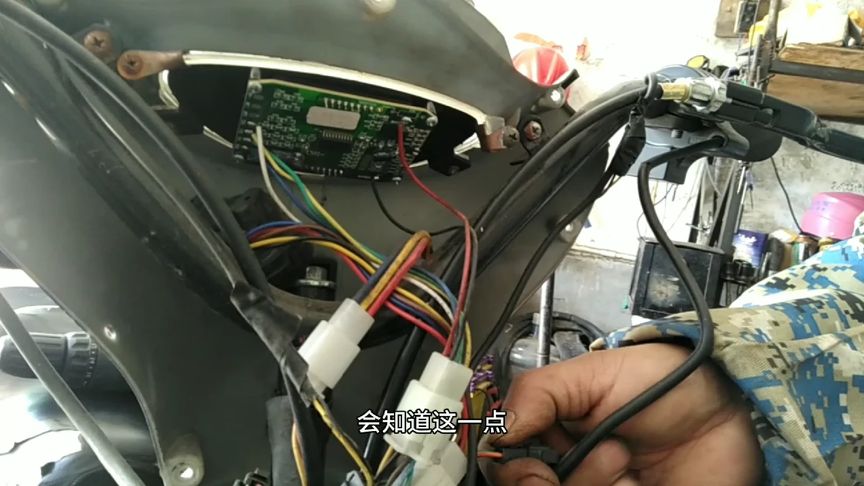 电动车有电不会走,敲它几下又会走,电路既烦恼又简单。