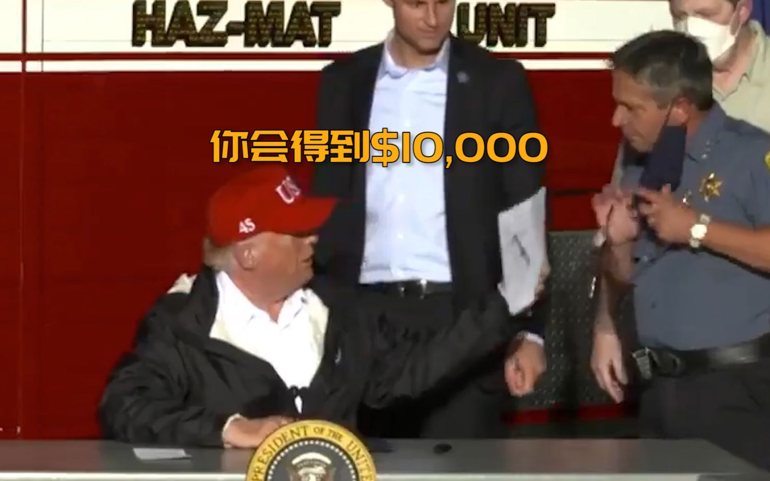 特朗普给官员送亲笔签名:今晚就到网上卖,它会卖到1万美元