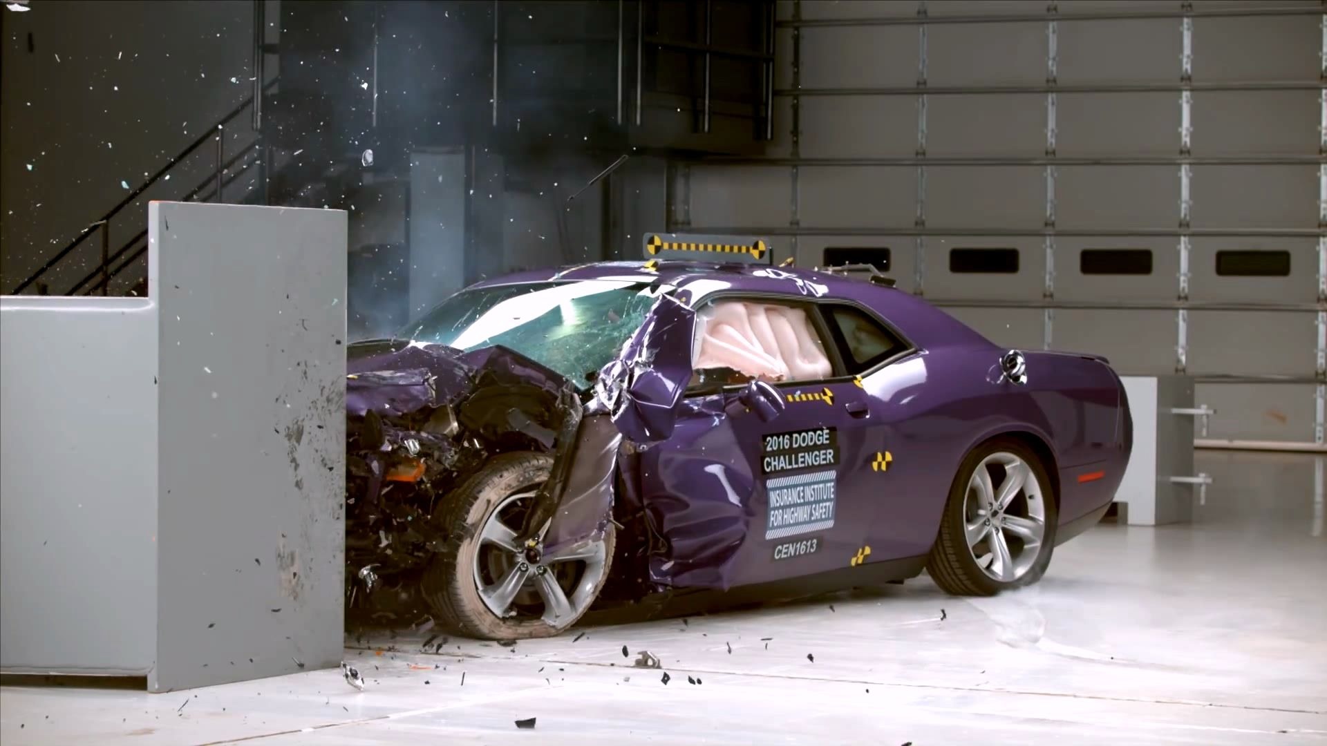 原来FCA家的小马车挑战者也是高级车啊,iihs的挑战者25%碰撞测试