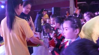 《颁发毕业证书》 学前班幼儿园