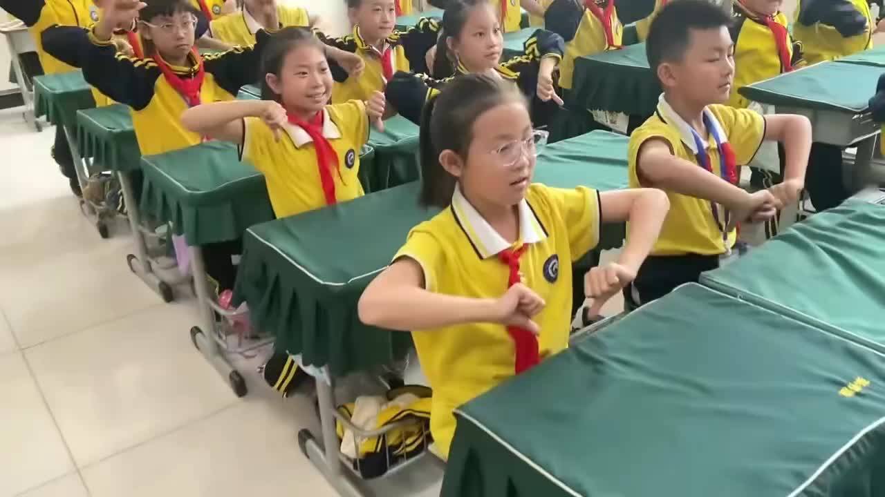 课桌舞 #校园精彩瞬间