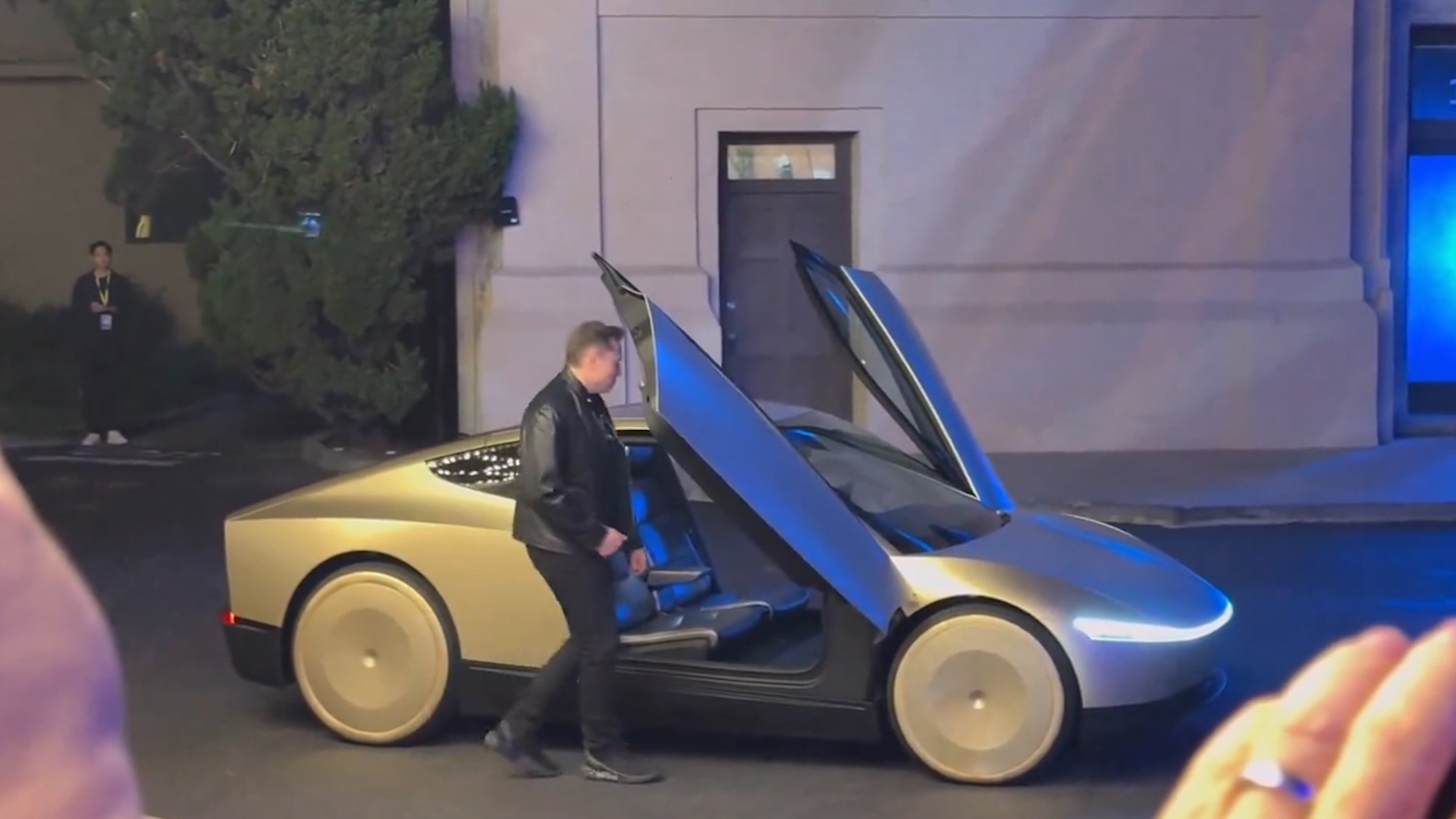 没方向盘!第一视角体验特斯拉无人驾驶新车,按目的地按钮出发