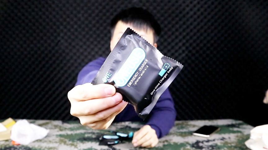 开箱测评一次性胶囊充电宝,充电宝撬开后才知道有多简单