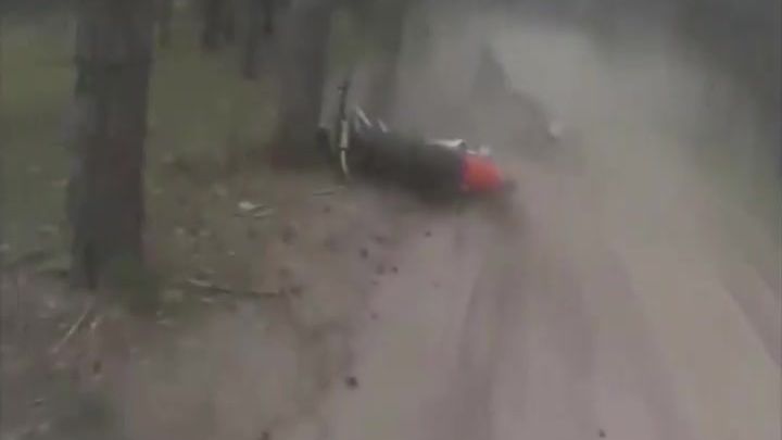 不做安全措施的后果就是这样,最后一个小哥但愿没事