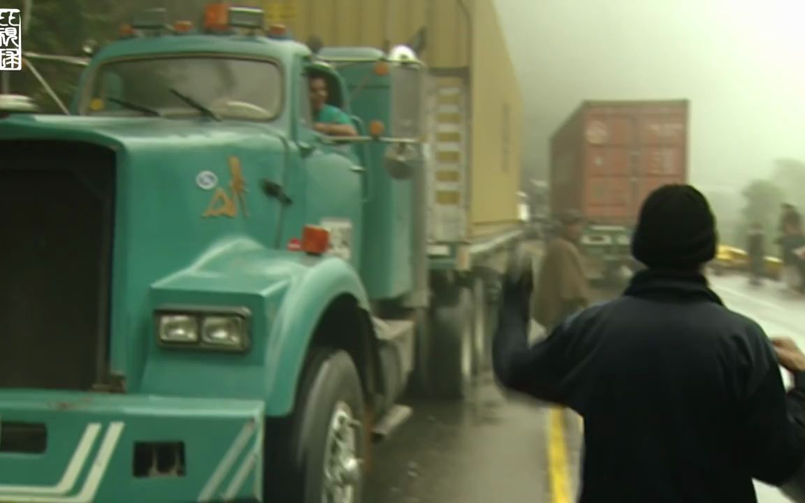 哥伦比亚人用滚珠轴承肥皂箱做的车组成高速公路救护队