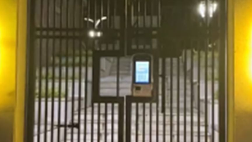 男子深夜回家发现小区门禁在自己输密码,还自己按下确认键