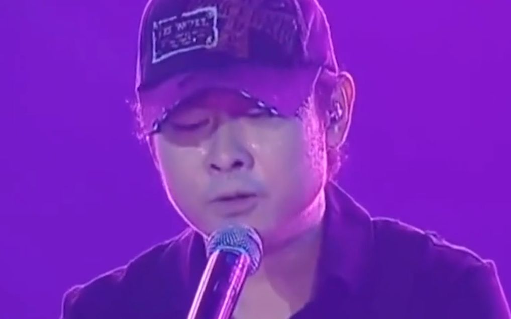 刀郎演唱会,连唱三首经典情歌,满脸是汗太精彩了