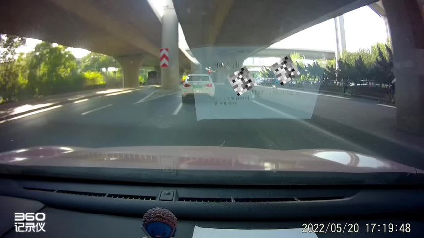 右转道闯红灯直行 然后直行道跨车道压实线左转