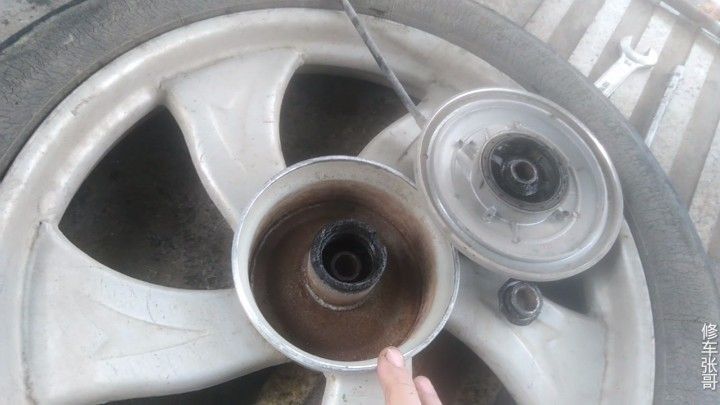 摩托车前轮轴承坏了,一定要及时更换!