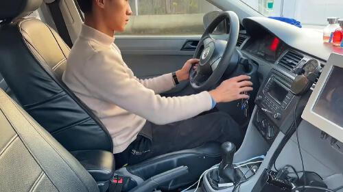 遇到汽车电瓶亏电无法启动,老司机教你一个人如何快速自救