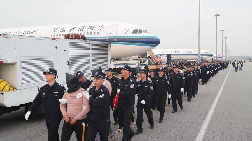 押解过程全曝光!233名电信网络诈骗嫌疑犯从柬埔寨被押解回国