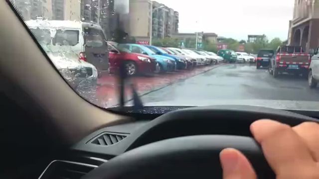 小区窄路停车,掌握这种倒车入库方法,.