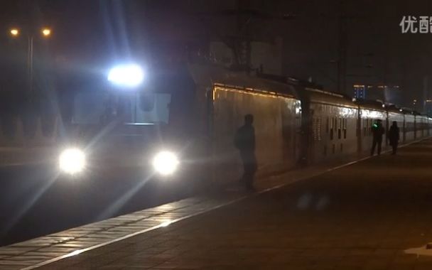 南疆铁路首列电力机车牵引的旅客列车驶出库尔勒站
