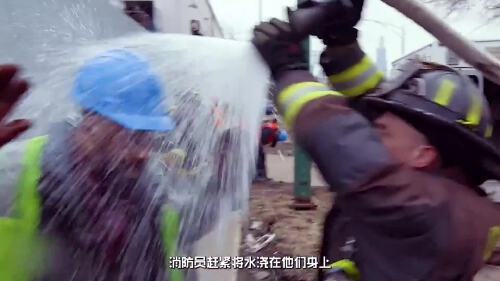 氯气泄漏方圆十公里布满黄烟,消防员命悬一线,芝加哥烈焰