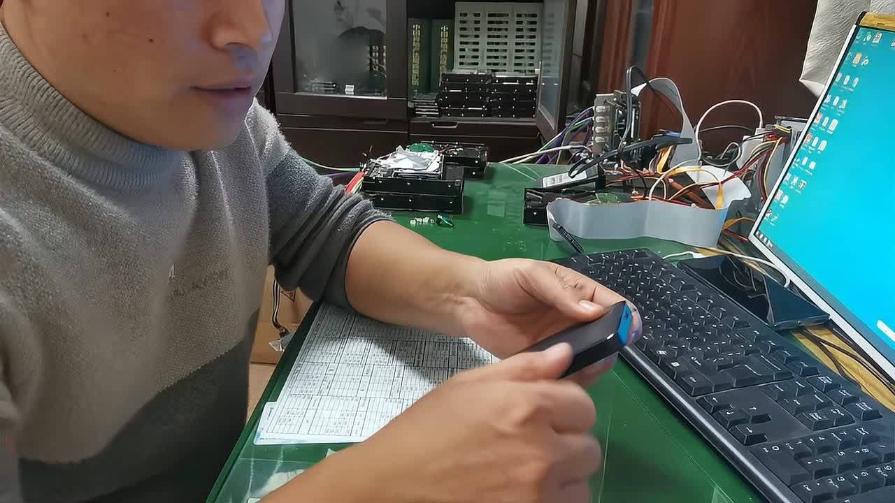 移动硬盘插入电脑指示灯闪烁无法显示硬盘,有.
