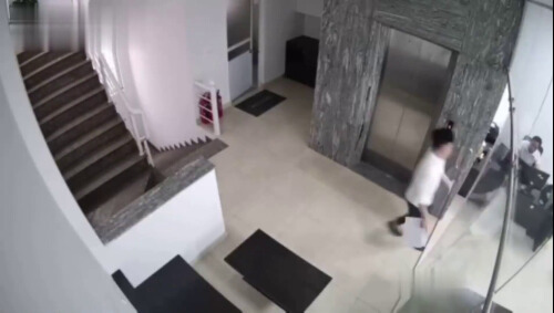 玻璃门:都怪我被擦的太亮了,把你砸出脑震荡来了!