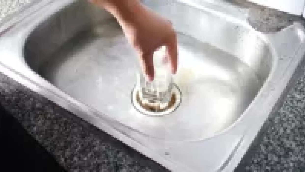 厨房下水道堵住了?教你一招,3分钟疏通管道所有异物,太厉害了
