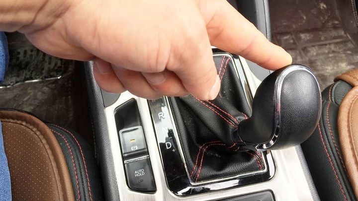 自动挡汽车,停车时怎么操作才正确?熄火、P挡、手刹什么顺序?